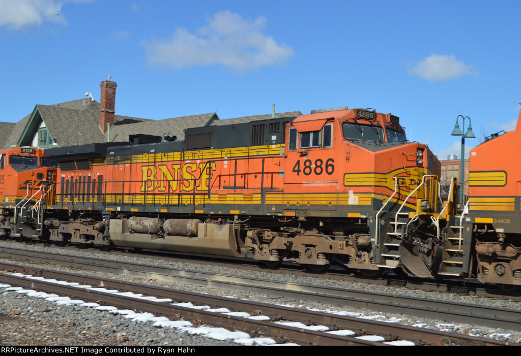 BNSF 4886 Heading west on the Worm